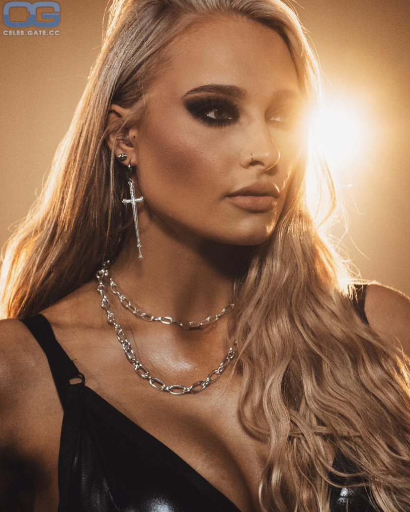 Sophie Lloyd nackt, Nacktbilder, Playboy, Nacktfotos, Fakes, Oben Ohne